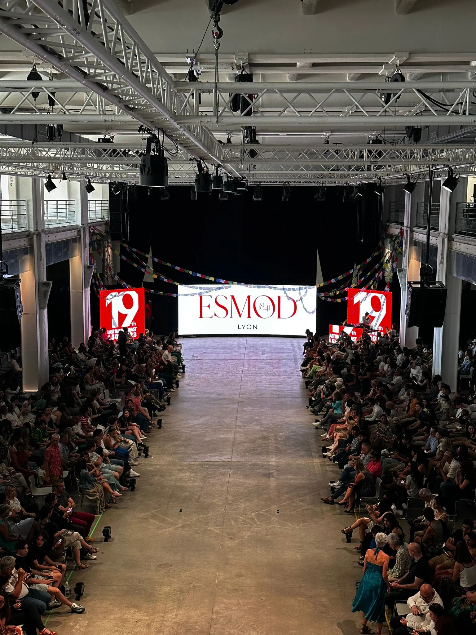 Location d’écran géant pour le défilé d’ESMOD - France Ecran Location ...